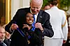 Biden ga frihetsmedaljer til McCain og Simone Biles – Dagsavisen