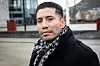 Carlos ble truffet av en gravemaskinskuffe. Plutselig kunne han ikke ...